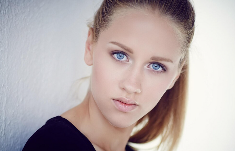 The Charm of Blue Eye Lenses: A Deep Dive into Their Impact and Evolut ...